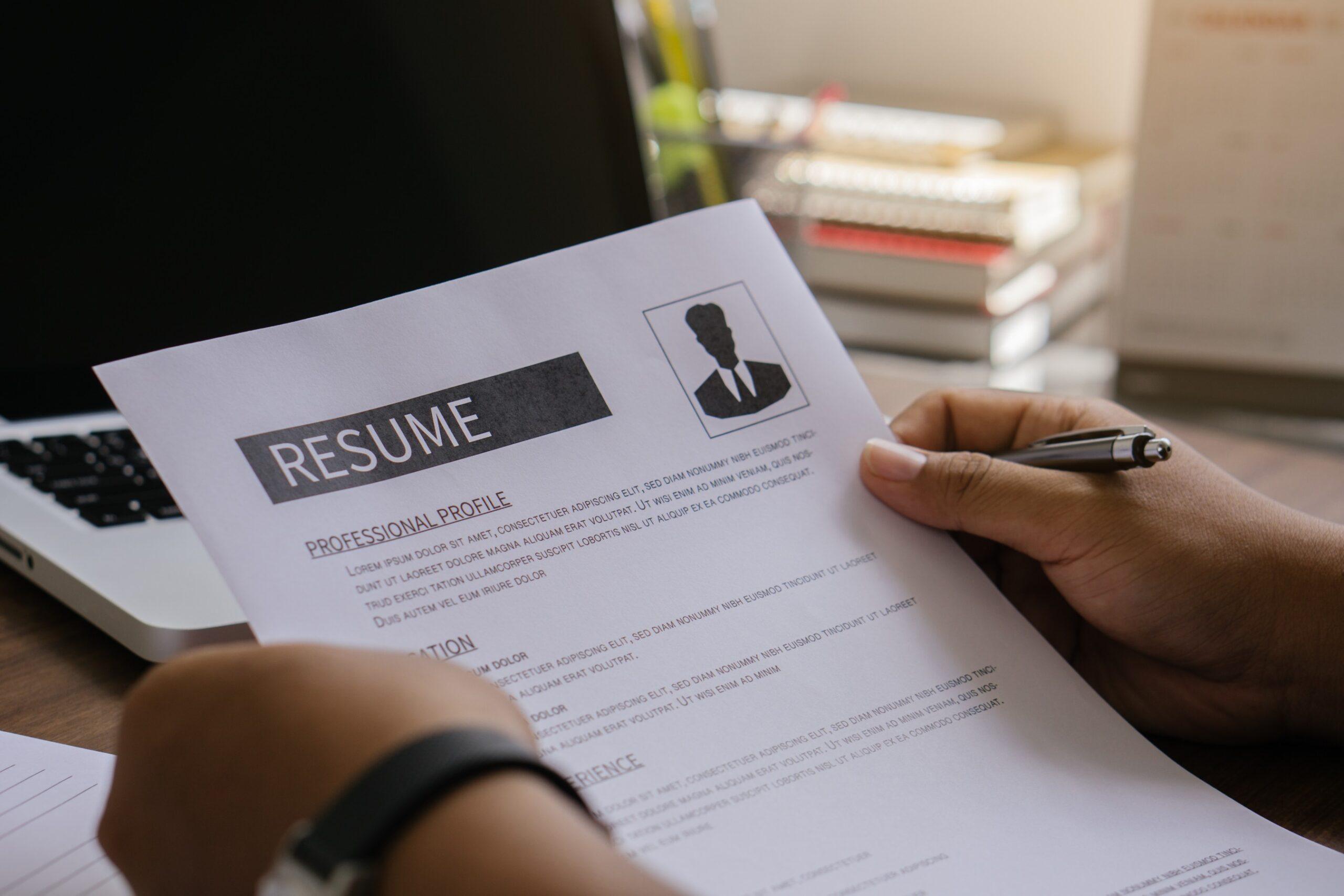 A Comprehensive Guide on How to Write an Awesome Resume